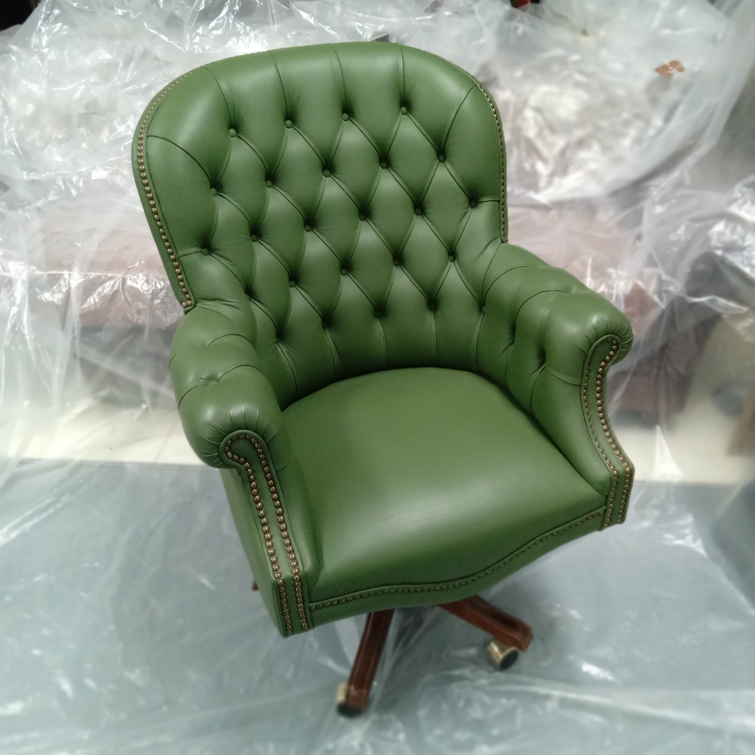 Ref. 2-1-372 Swivel Green Leather w/pump – Artisan Interiors